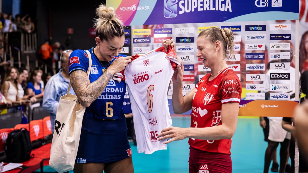 Thaísa recebe homenagem do Tijuca em partida da Superliga Feminina
