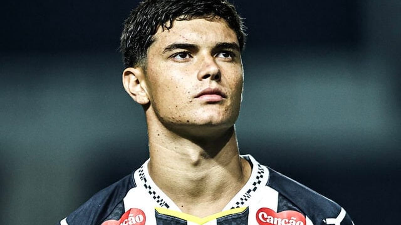 Cuca promove volante da base Samuel Pierre ao elenco profissional do Santos