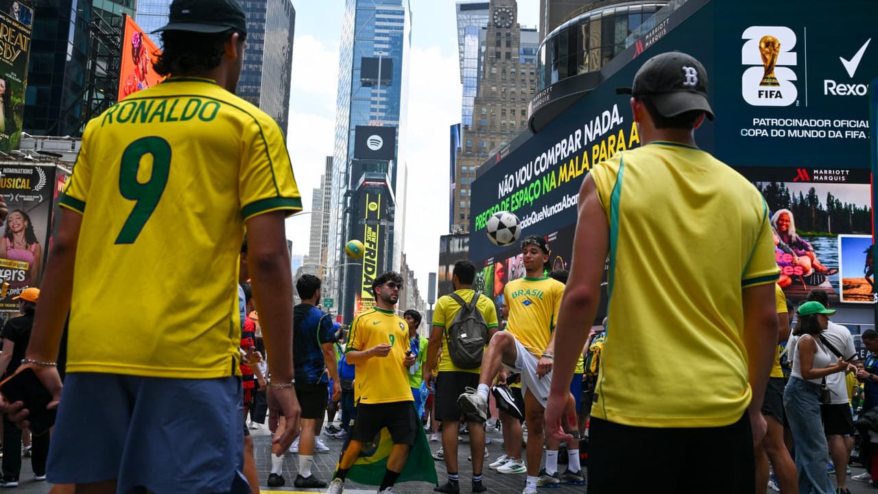 Torcedores do Brasil fazem festa na Times Square antes de estreia na Copa