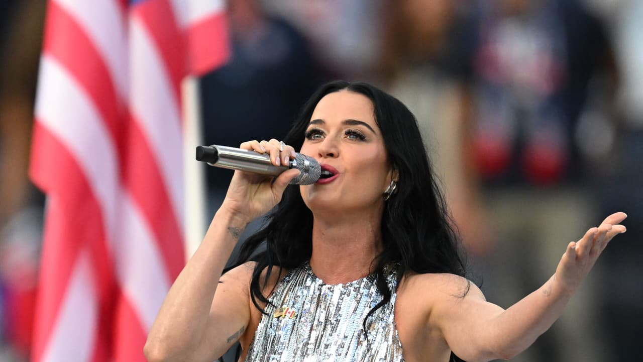 Vestido de Katy Perry em abertura da Copa do Mundo vira meme: 'Improvisou'