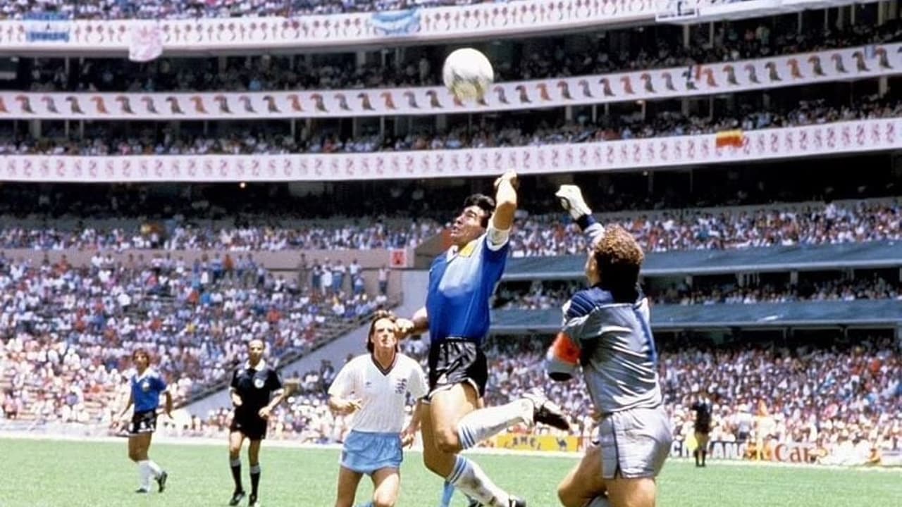 Há 40 anos, Maradona imortalizava o polêmico gol de mão