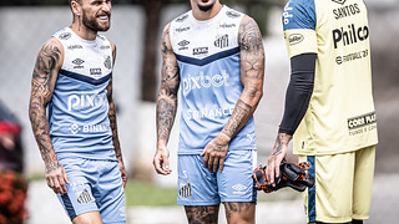 Confira imagens do elenco do Santos com o novo uniforme de treino ...