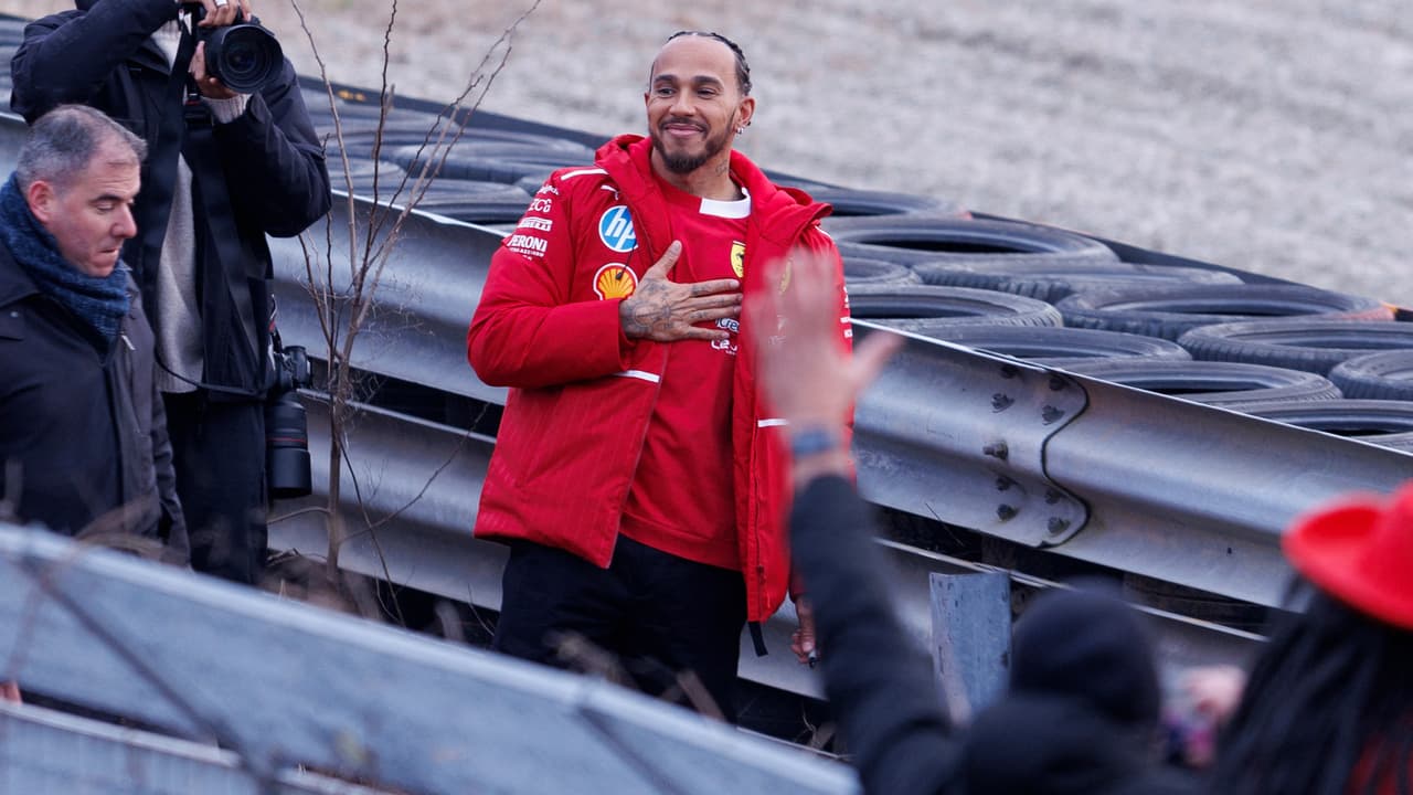 Lewis Hamilton testa ferrari de 2025 pela primeira vez; veja fotos ...