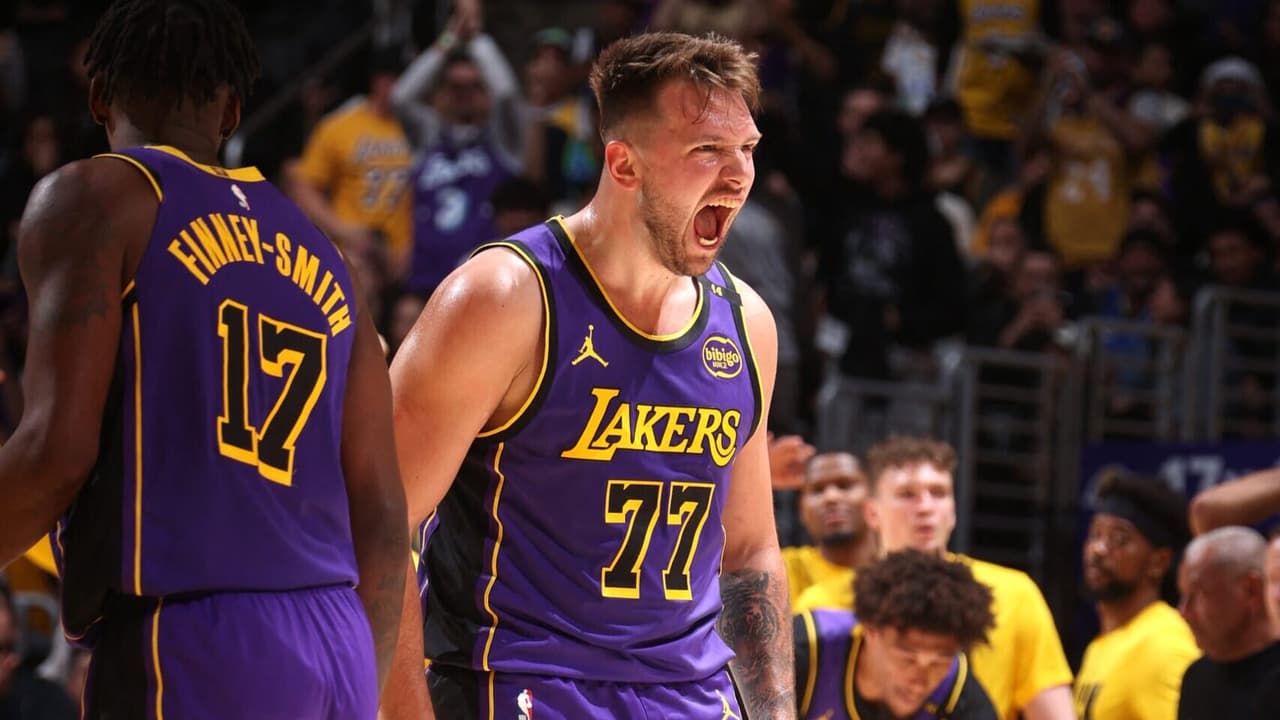 Doncic anota triplo-duplo e comanda vitória do Lakers sobre Mavericks