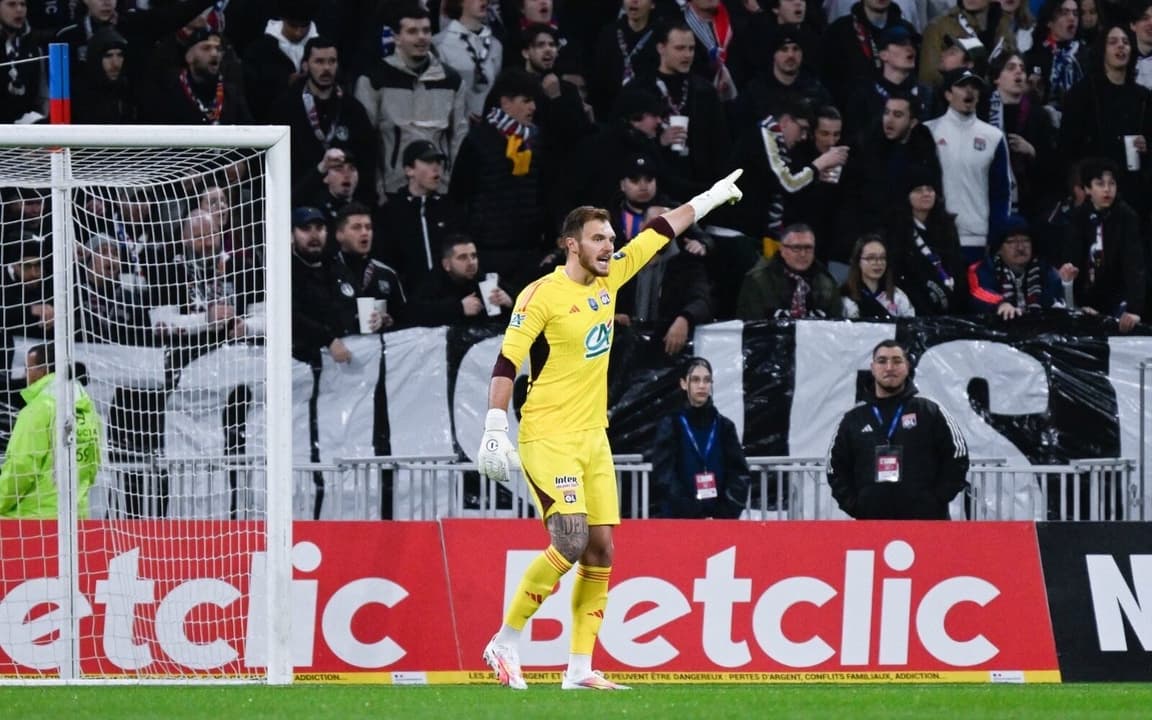 Com defesas importantes, Lucas Perri estreia pelo Lyon e é elogiado ...