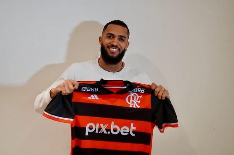 Ex-jogador do Flamengo faz oito tatuagens em homenagem ao clube