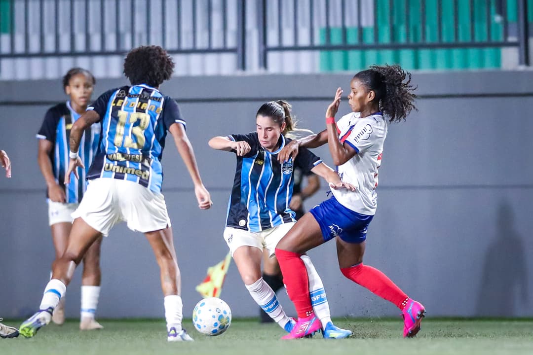 Destaque na bola parada, Pini comanda vitória do Grêmio sobre o Bahia ...
