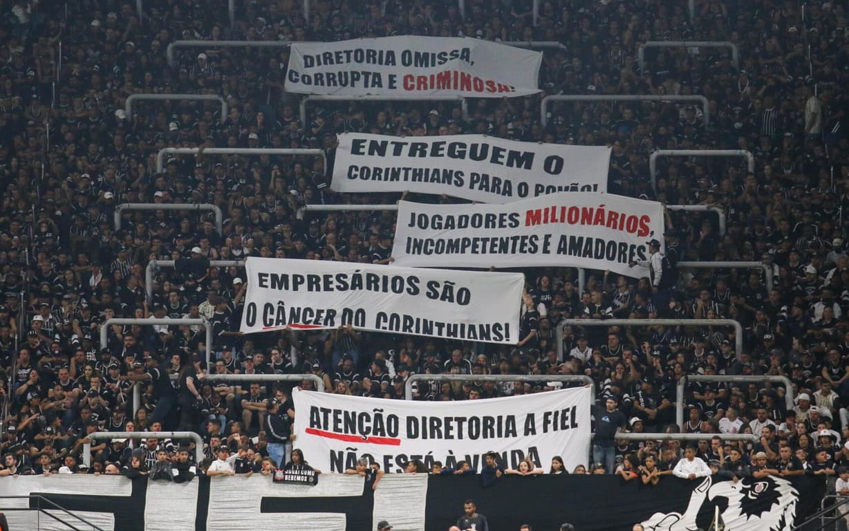 Torcida do Corinthians faz protestos na Libertadores - Lance!