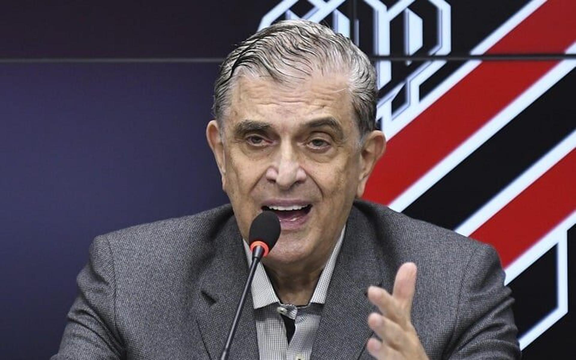 Presidente do Athletico, Petraglia pede afastamento do cargo