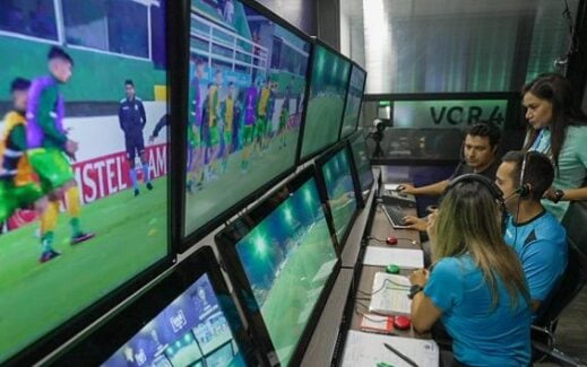 O que é impedimento? O que significa VAR? Como funciona? - Lance!