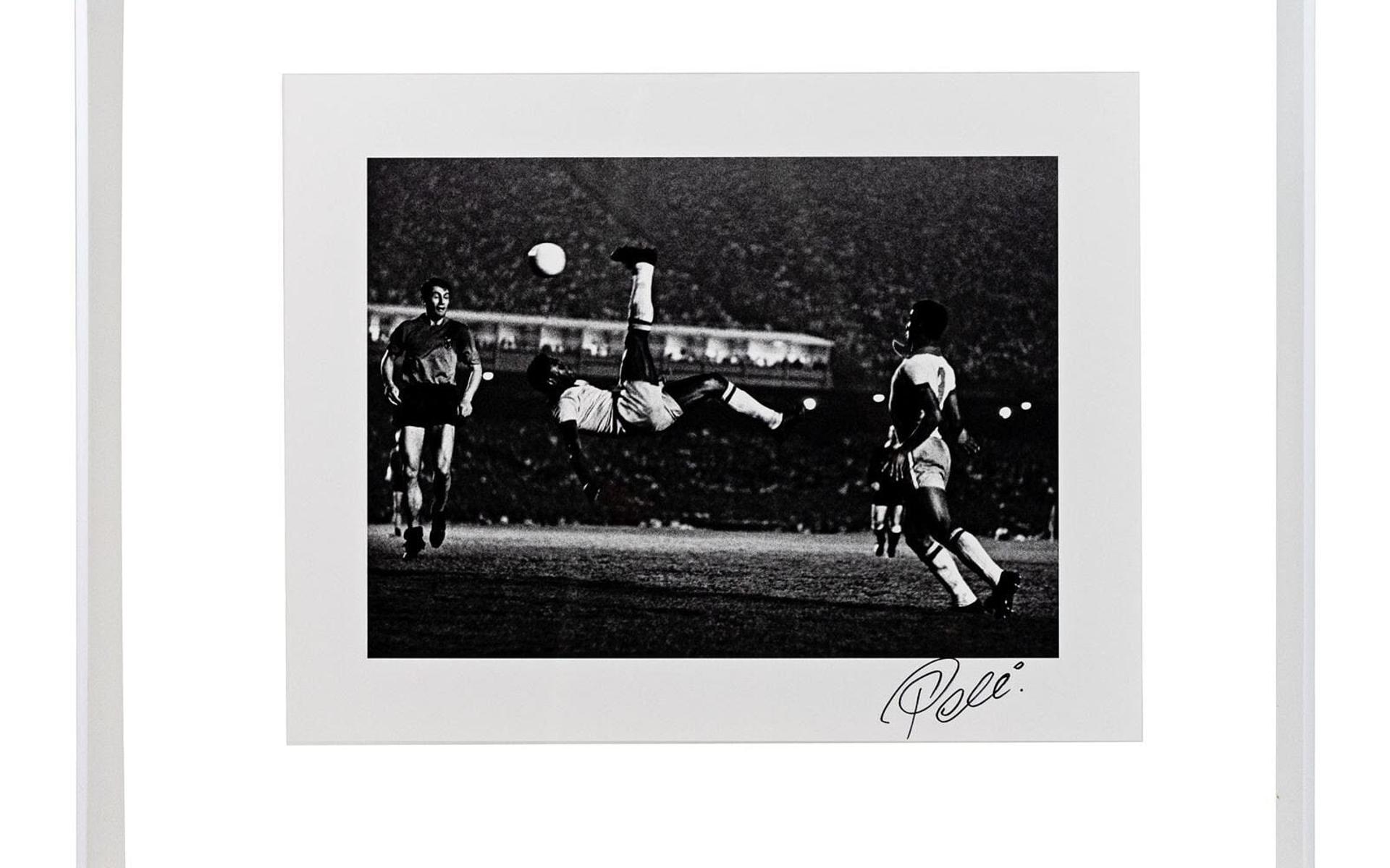 Foto icônica de bicicleta de Pelé feita em 1965 será leiloada em evento ...