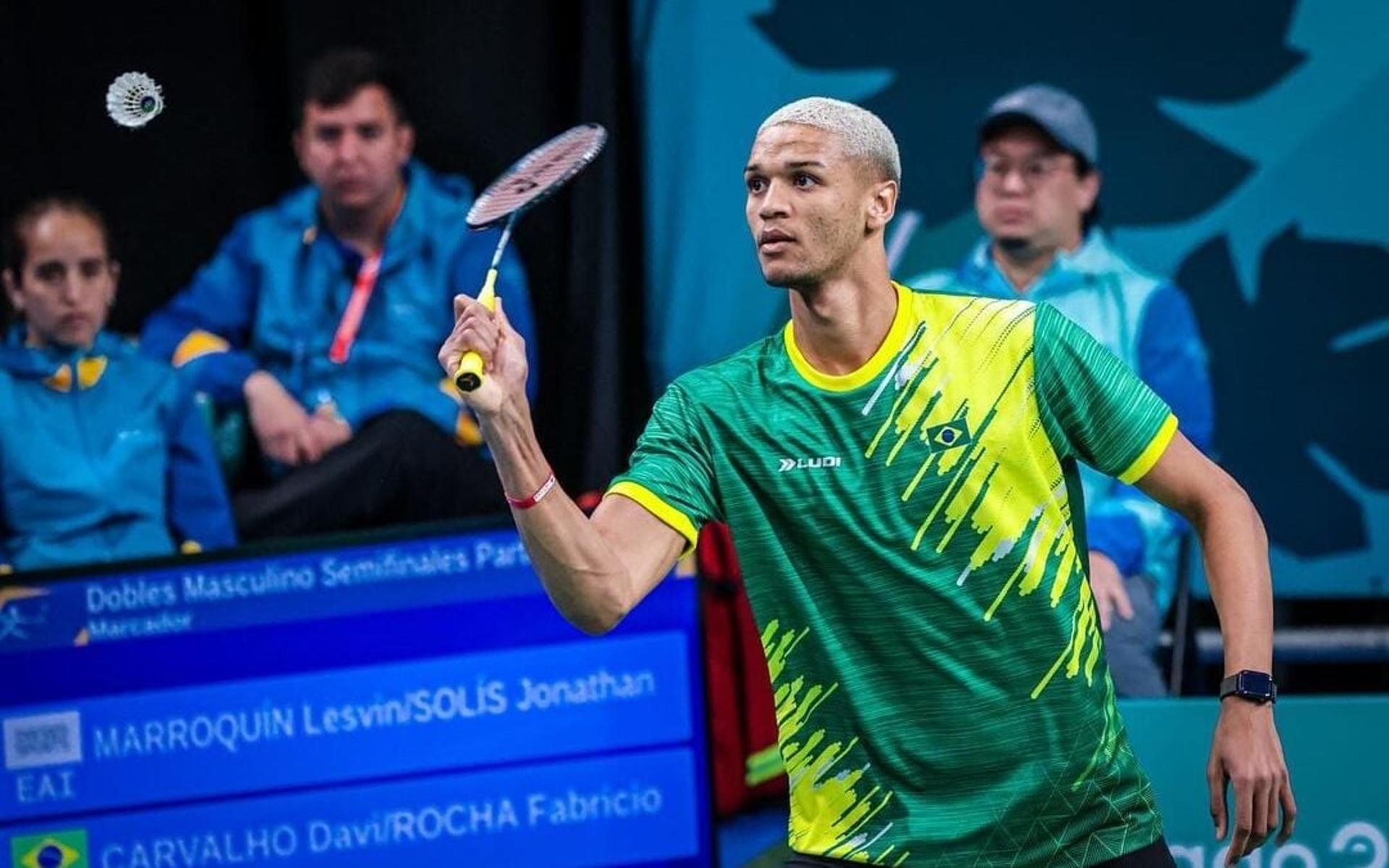 VÍDEO: Brasileiro troca de raquete durante lance e marca ponto incrível - Lance!