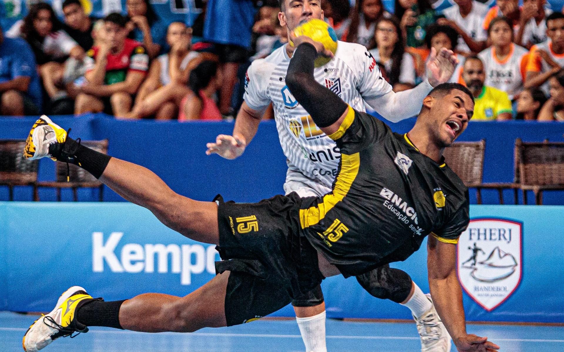 Praia Clube conquista título inédito da Liga Nacional de Handebol - Lance!