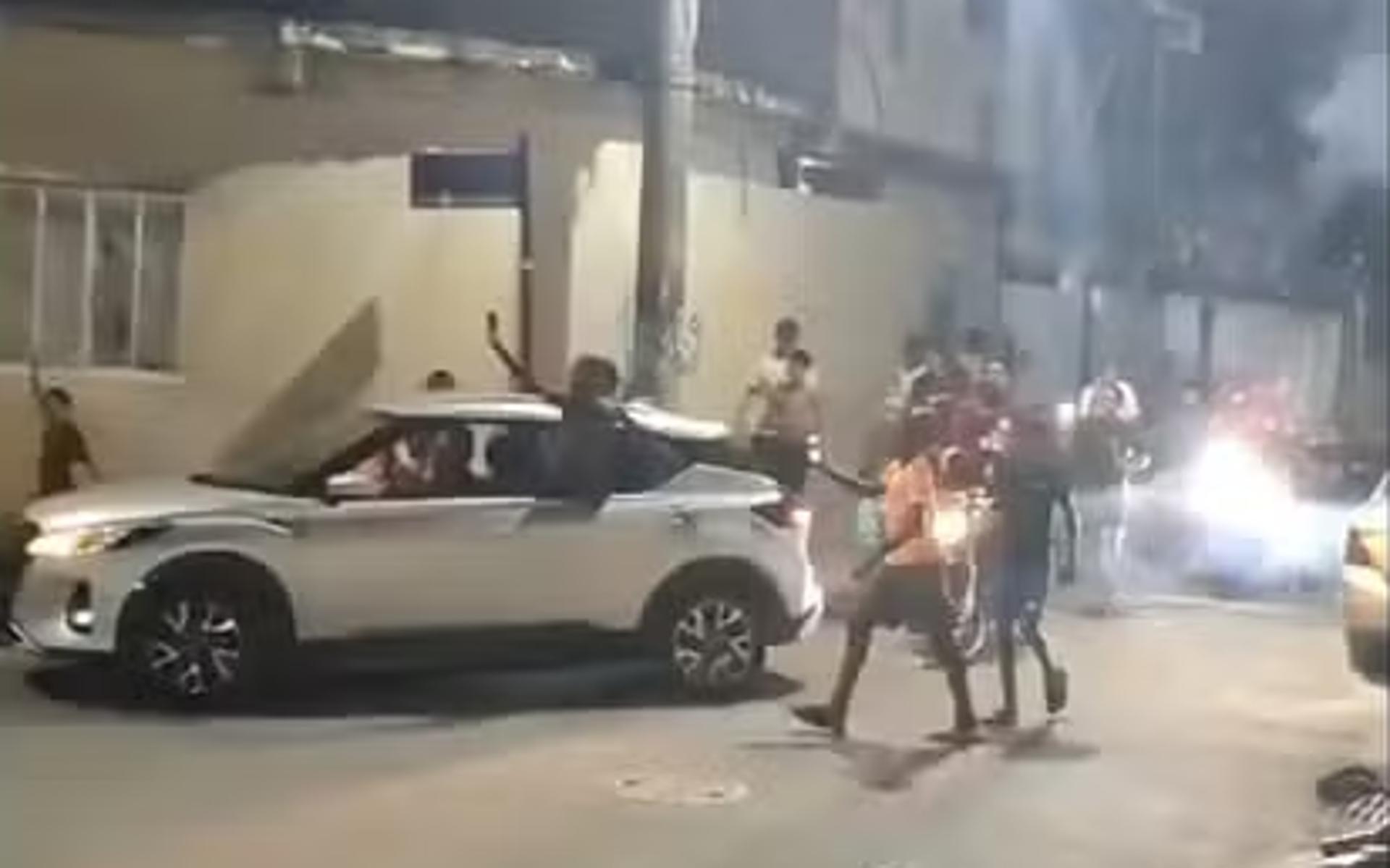 Lorran, do Flamengo, é recebido com festa na Cidade de Deus após ...