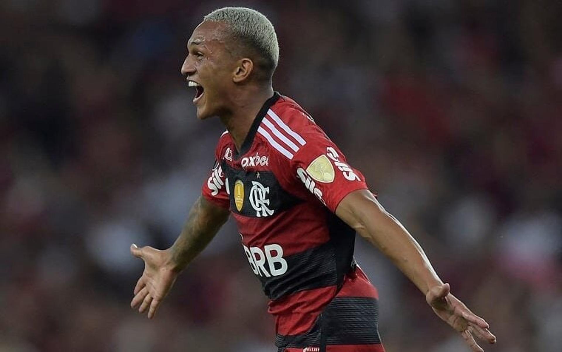Wesley supera críticas e mostra evolução no Flamengo