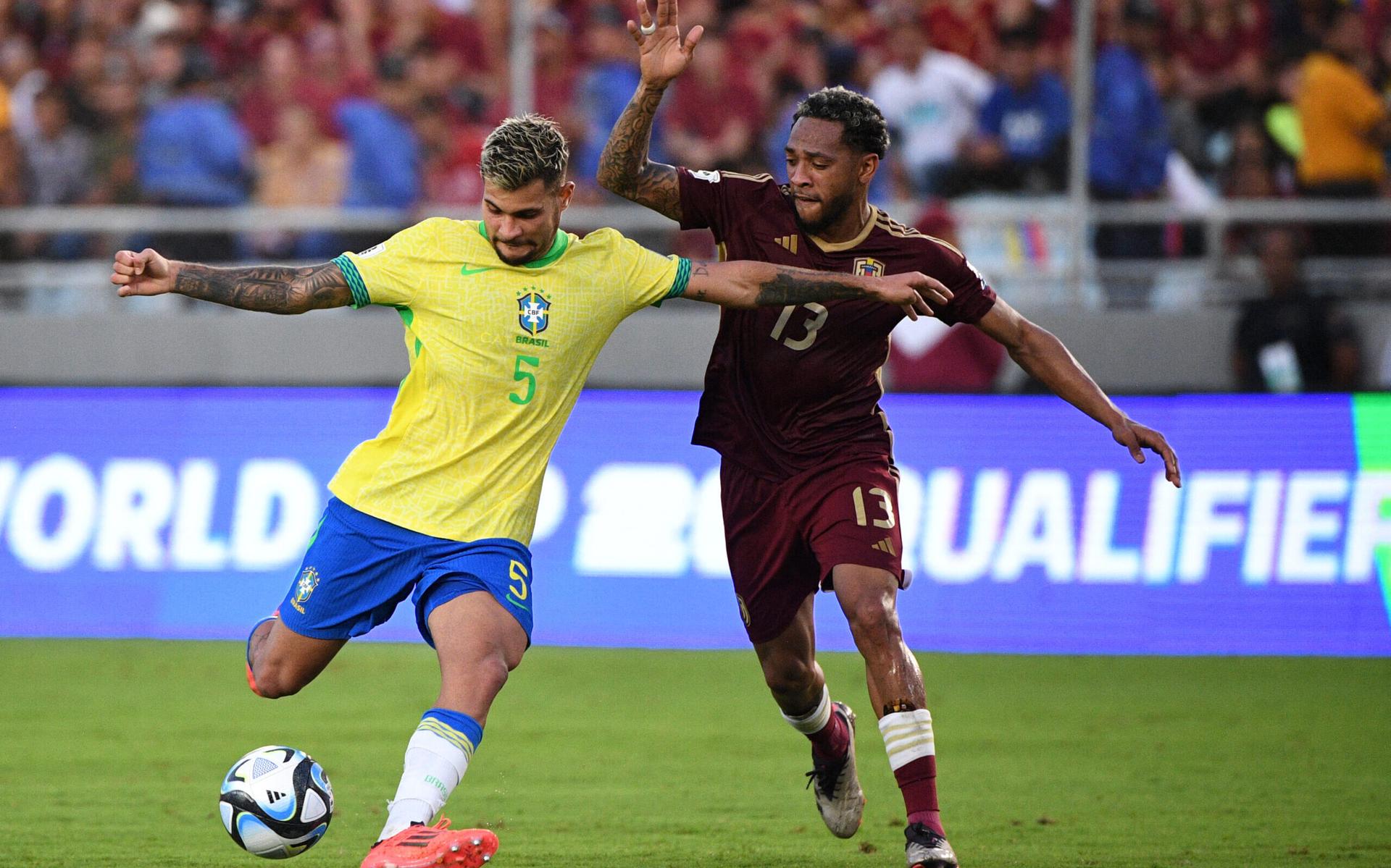 Martínez sai machucado em jogo do Brasil e vira preocupação no Corinthians
