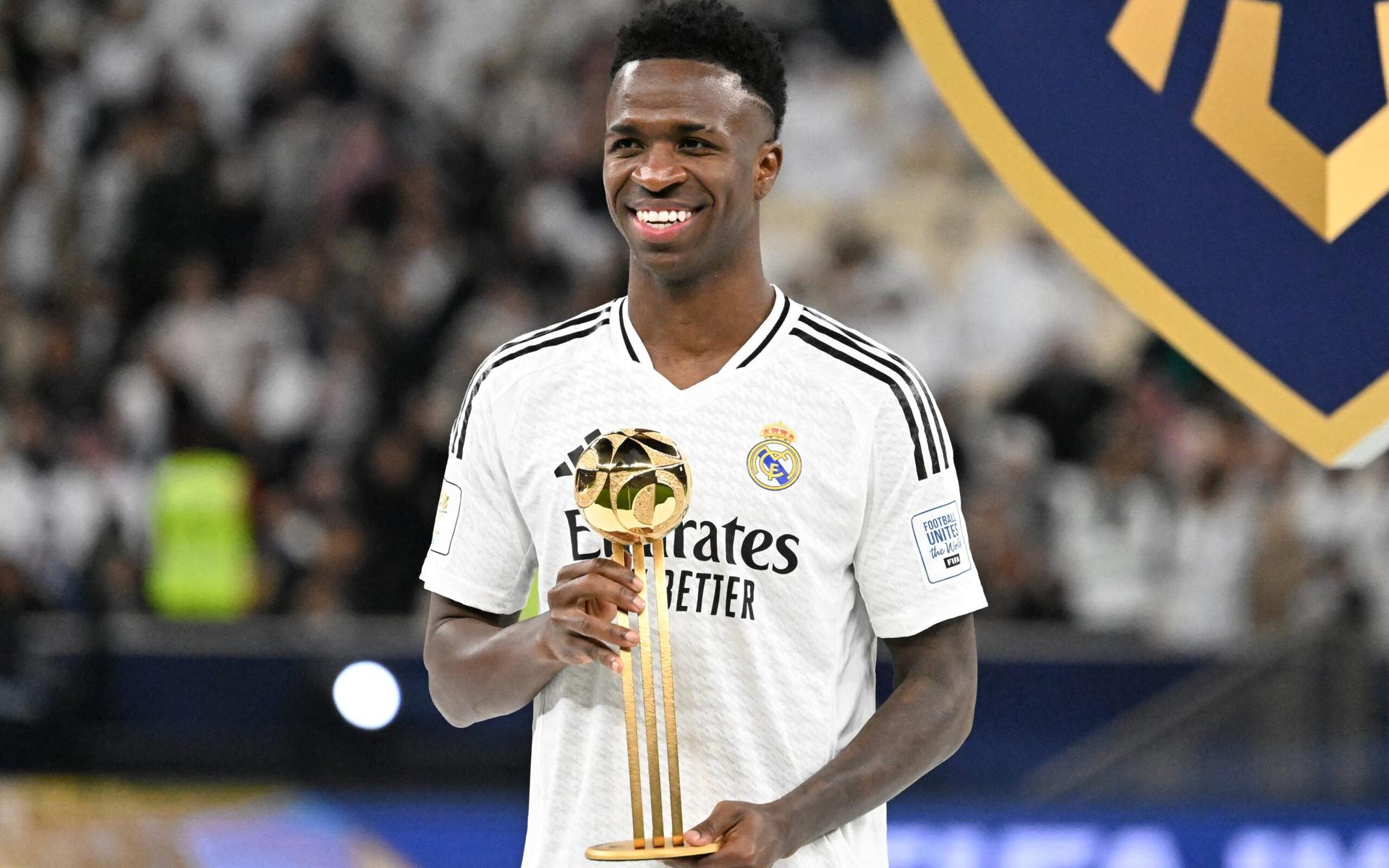 Vini Jr recebe 'Bola de Ouro' da Fifa na Copa Intercontinental