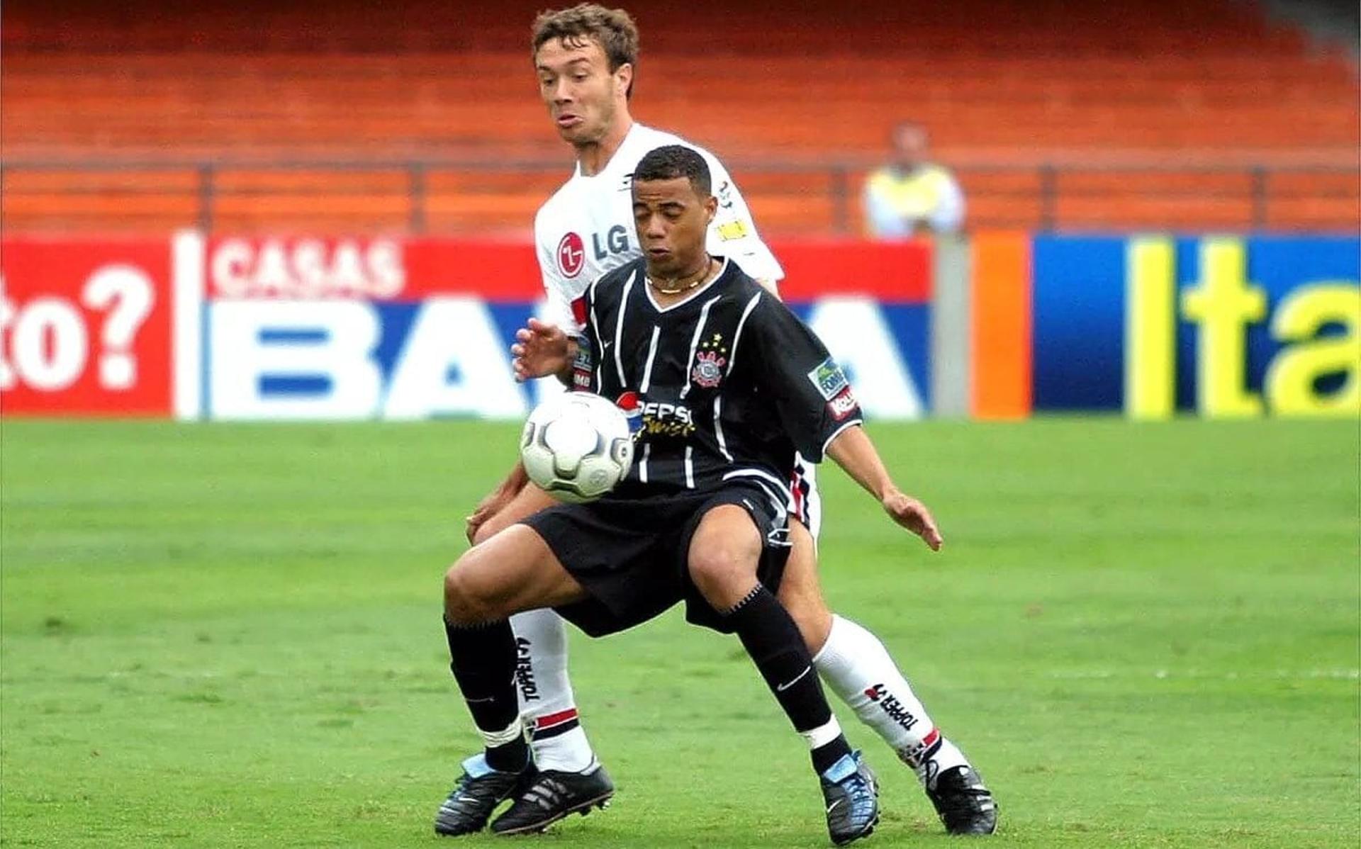 Por onde anda Gil, ex-atacante de Corinthians e Cruzeiro?