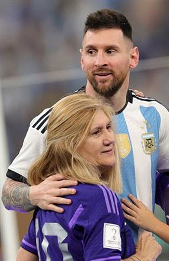Messi comemora título da Copa do Mundo com a mãe no gramado - Lance!