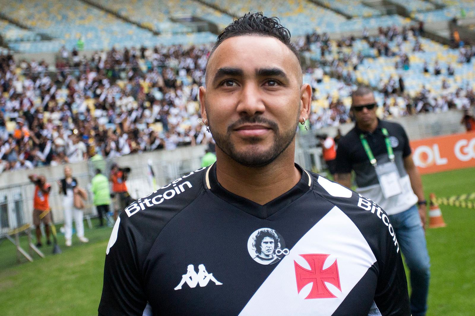 Payet é apresentado no Maracanã, recebe camisa da neta de Dinamite e em ...