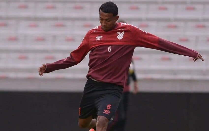 Advogado comenta demissões de Bryan García e Pedrinho no Athletico