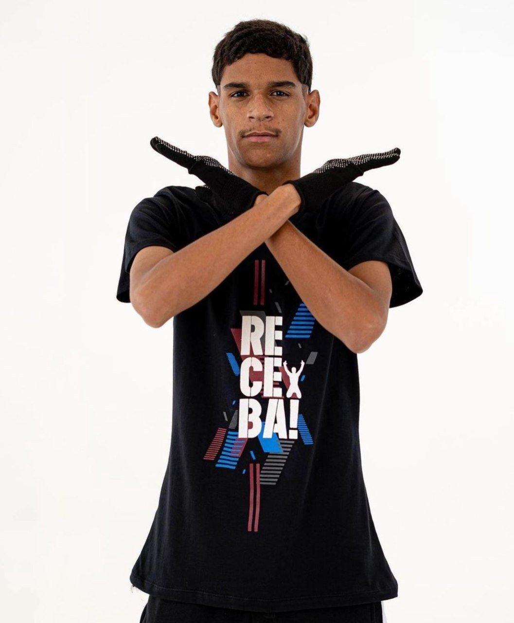 Loja vende boneco do Luva de Pedreiro que 'fala seis frases' e tem ...