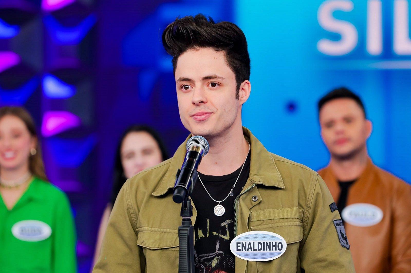 Amigos 'trollam' youtuber e cobrem Porsche com figurinhas da Copa do ...