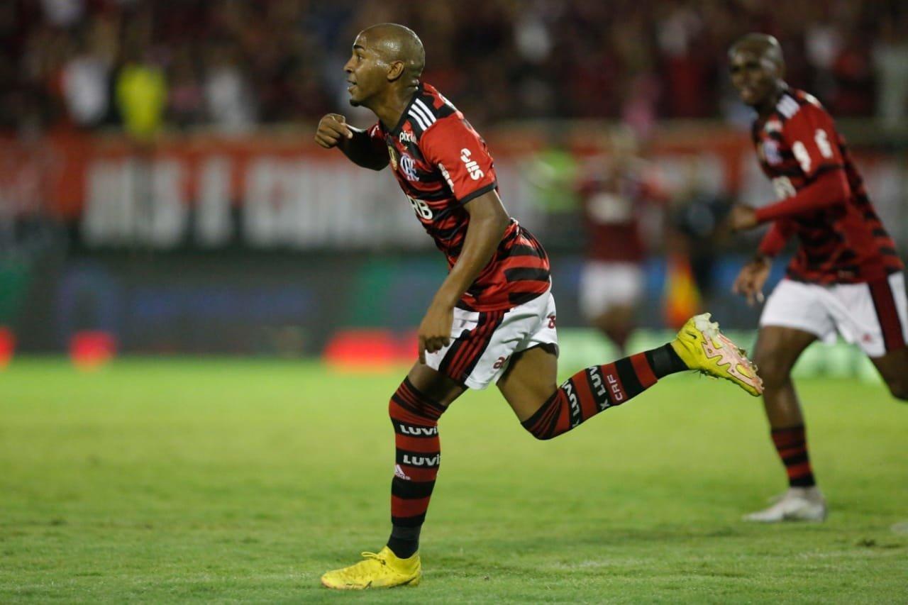 Após marcar primeiro gol pelo Flamengo, Lorran projeta futuro grandioso ...