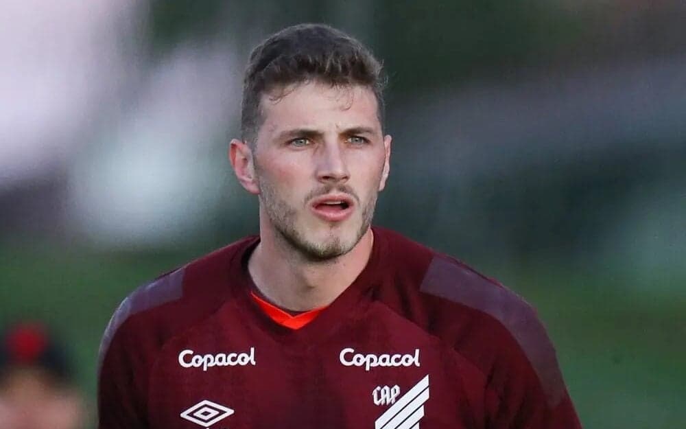 Athletico-PR, para manter base, tenta resistir investidas por Bento