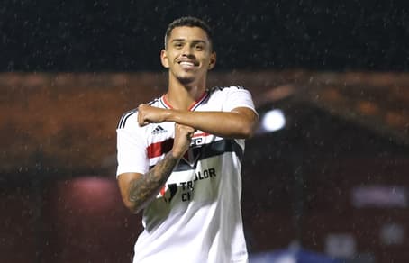 Quais são os quatro jogadores da base que vão ganhar espaço com o ...