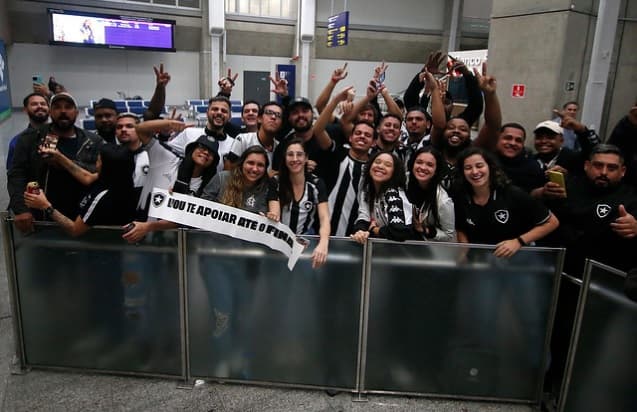 Torcida do Botafogo comparece em peso ao aeroporto para mostrar apoio ...