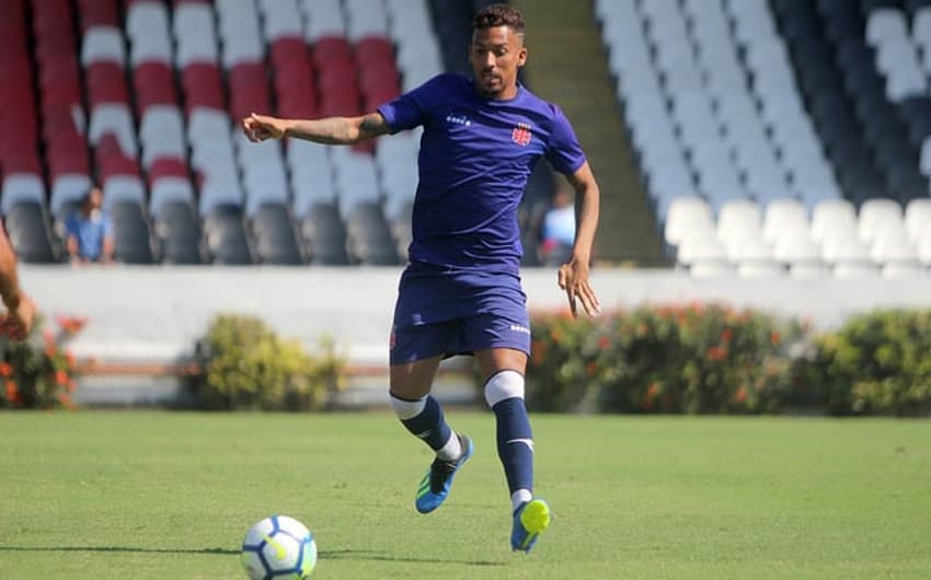 Vasco negocia empréstimo de Caio Monteiro; zagueiro vai ao Guarani - Lance!