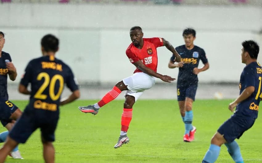 Fernandinho, ex-Flamengo, é convocado pela seleção chinesa - Lance!