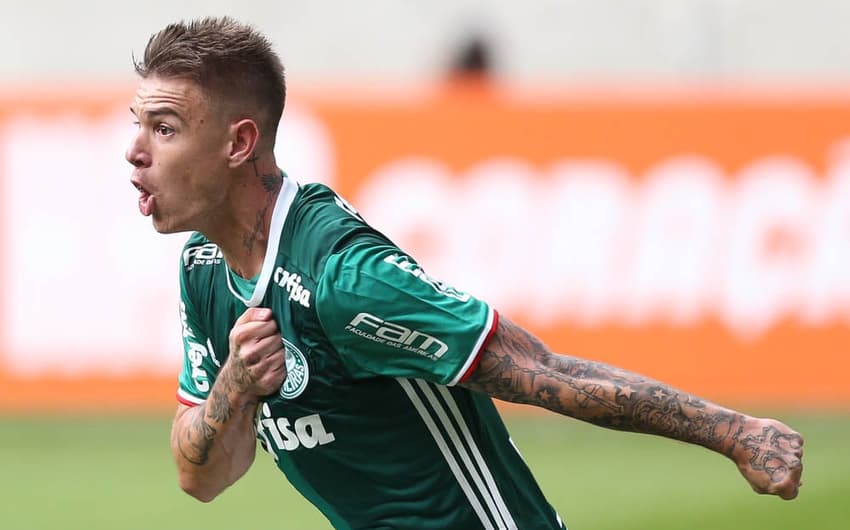 Róger Guedes queria ser pai aos 15, já pagou para jogar e quer tatuar ...