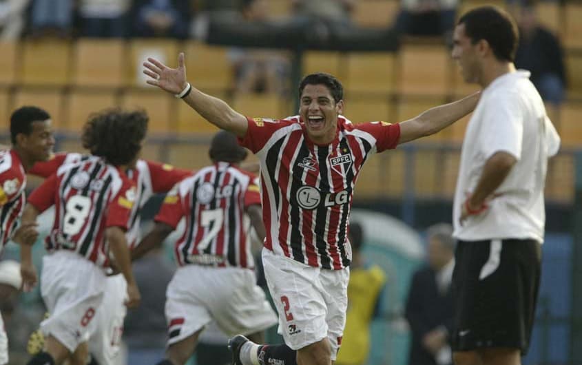 Ídolo do São Paulo, Cicinho tira onda com eliminação do Corinthians ... Ídolo do São Paulo, Cicinho tira onda com eliminação do Corinthians ...
