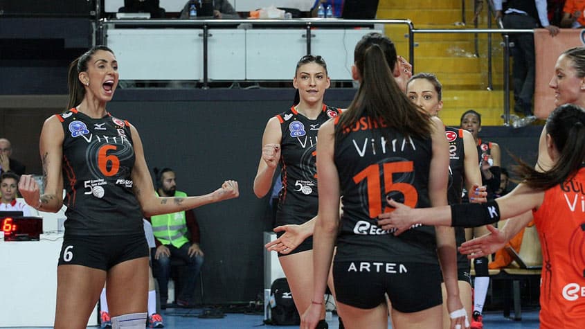 Thaisa joga de novo no sacrifício, mas não evita derrota na Champions ...