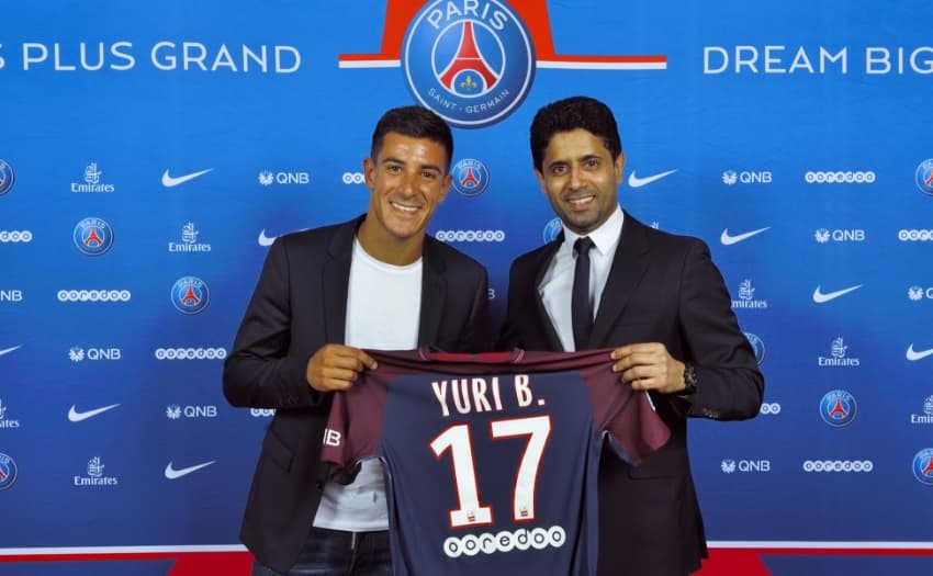 PSG anuncia lateral-esquerdo que atuava no futebol espanhol - Lance!