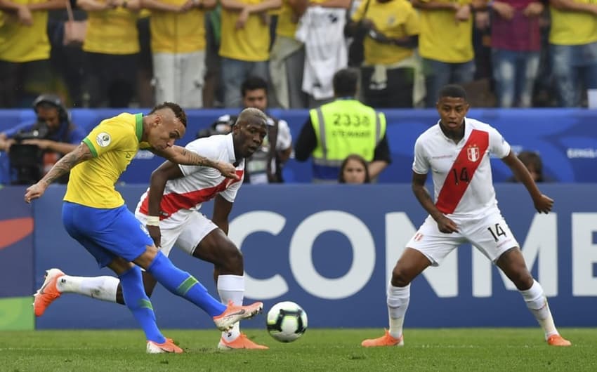 Relembre duelos marcantes entre Brasil e Peru na história - Lance!