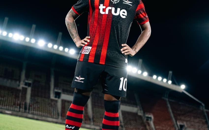 Heberty comemora 10 anos atuando no futebol do exterior - Lance!