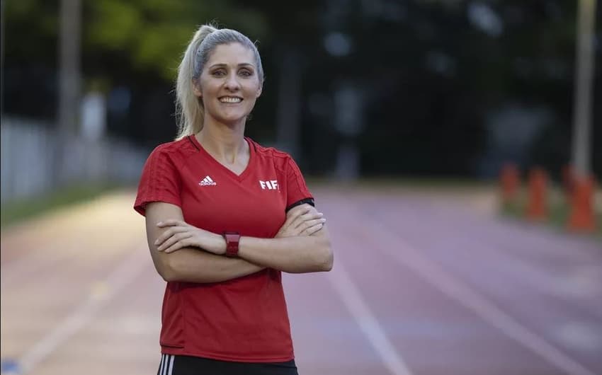 Quem são? Conheça árbitra francesa e bandeirinha brasileira no jogo da ...