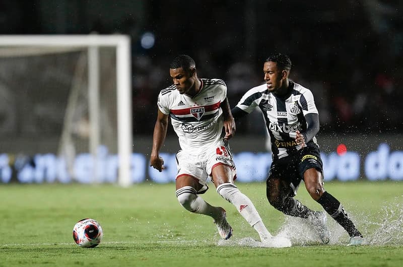 Única opção para a lateral, Nathan festeja reestreia no São Paulo - Lance!