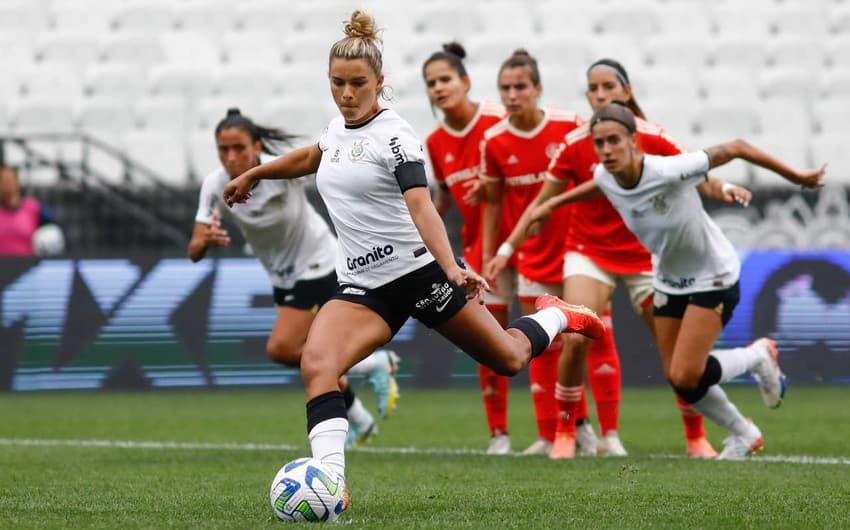 Tamires, do Corinthians, aponta maior conquista do futebol feminino e ...