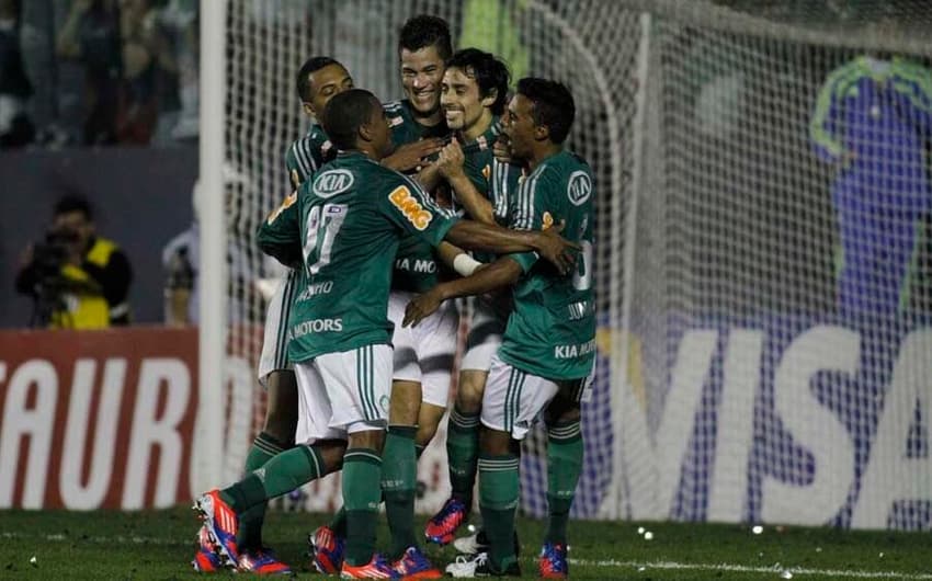 Ex-Palmeiras faz primeira aparição pública após internação Ex-Palmeiras faz primeira aparição pública após internação