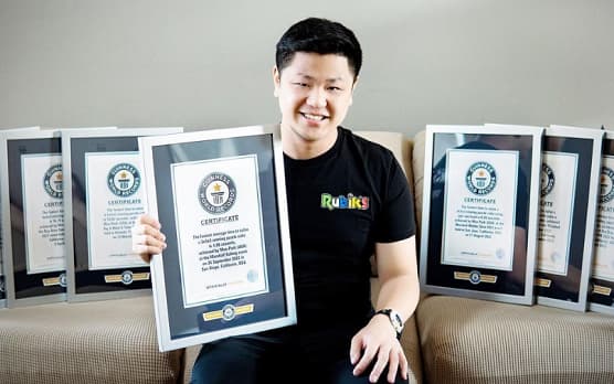 Não pisque! Norte-americano quebra recorde mundial de cubo mágico - Lance!