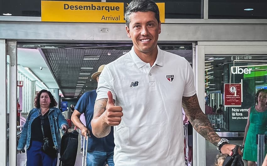 Por que o São Paulo fechou com Thiago Carpini, e o Santos não?