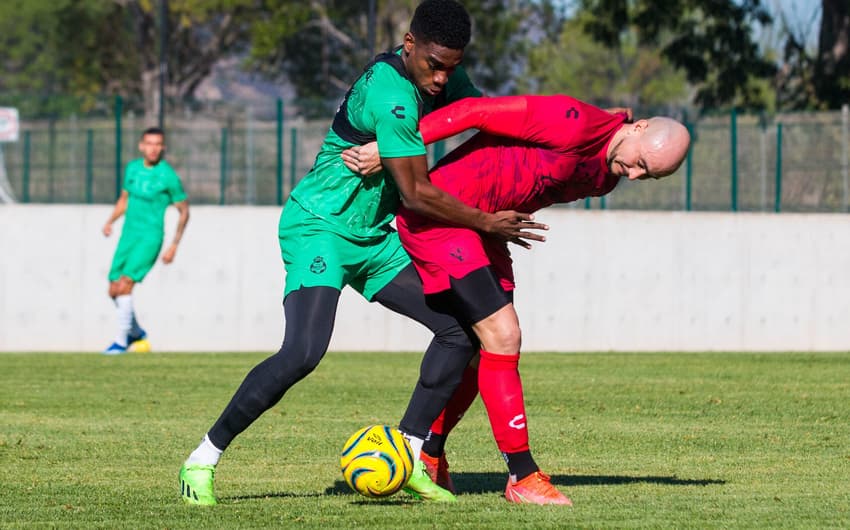 Mexicanos liberam, e Félix Torres chega ao Corinthians na quinta