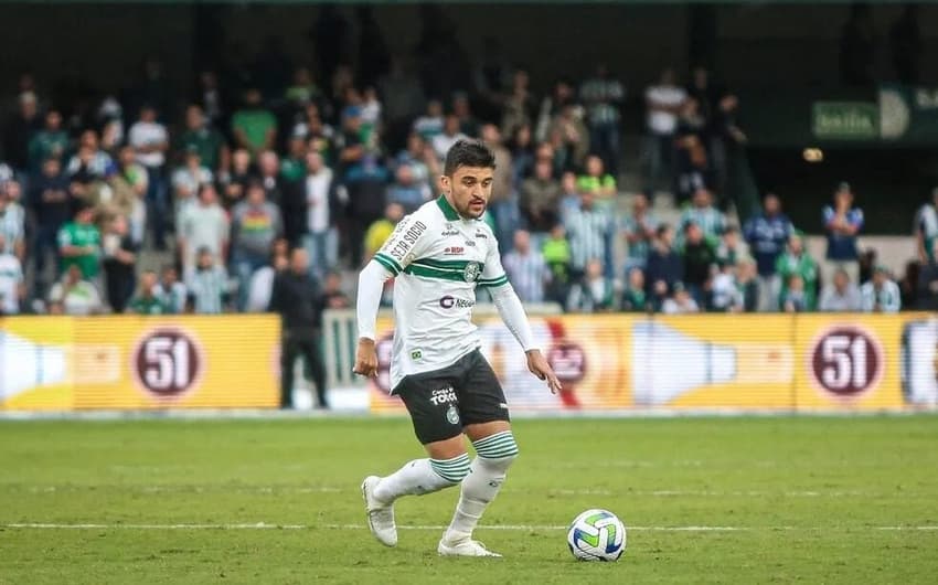Vasco encaminha contratação de lateral-esquerdo do Coritiba - Lance!