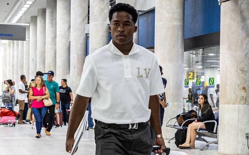 Endrick se apresenta para a Seleção com grife; saiba quanto custa - Lance!