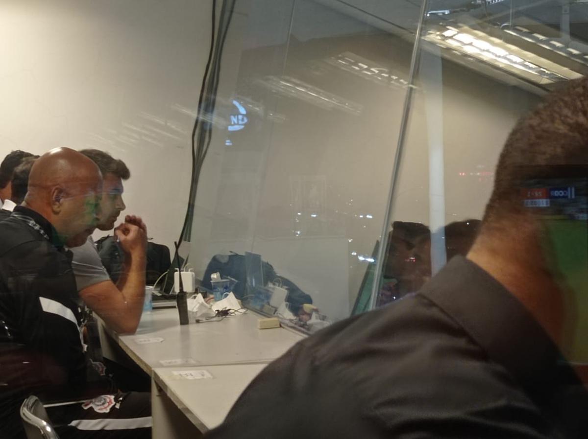 LANCE! mostra as reações do auxiliar Alex Meschini na vitória do ...