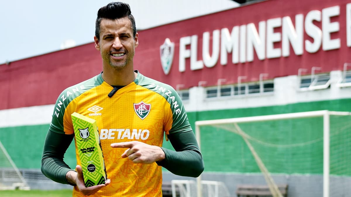 Fábio se destaca no Fluminense com recorde e boas atuações